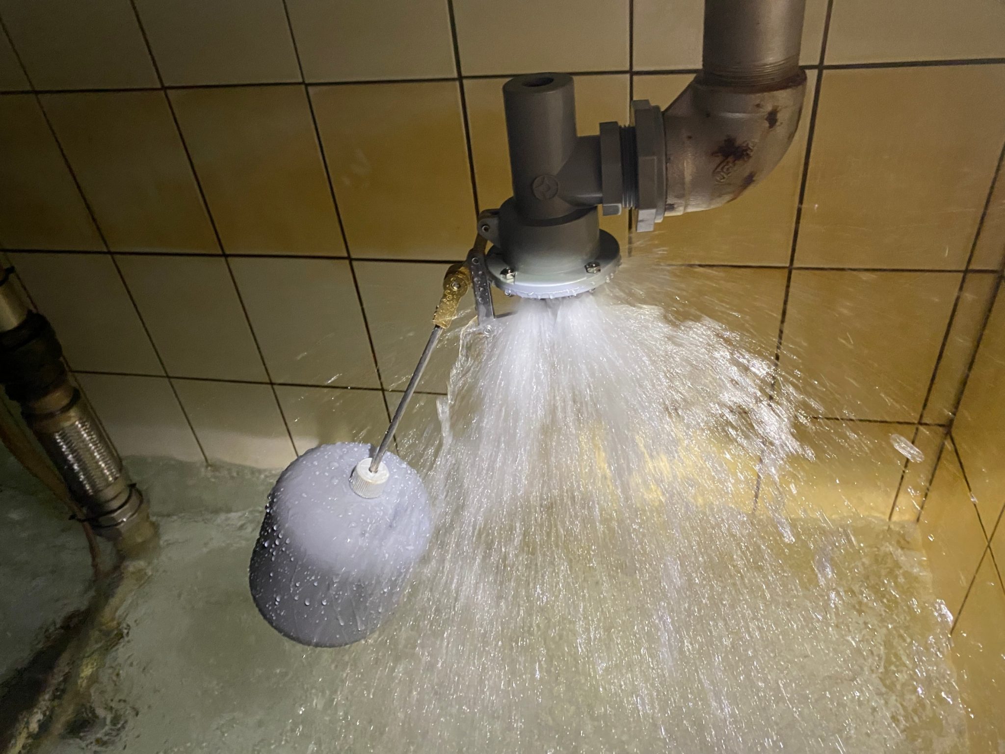 ABS float valve life longer than copper, clean and hygienic. → East Star float valve